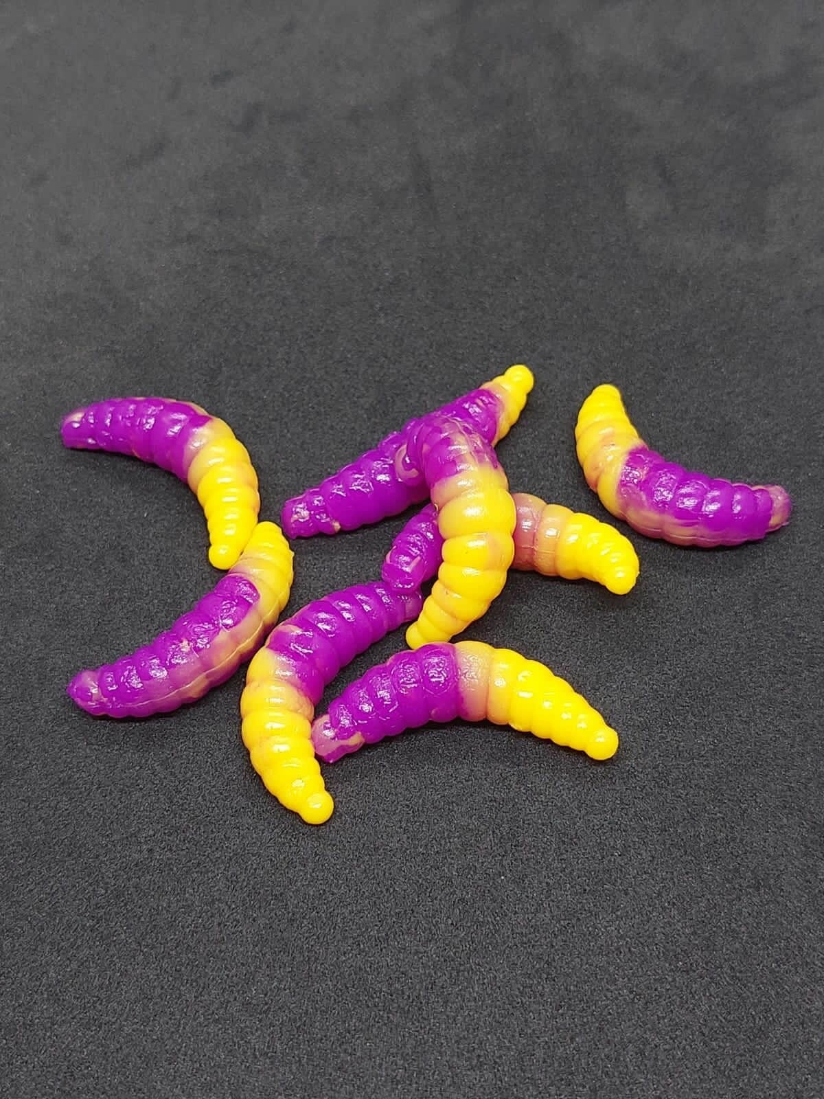 Форелевая силиконовая приманка Maggot 1.6. 38 мм. Желтый фиолетовый