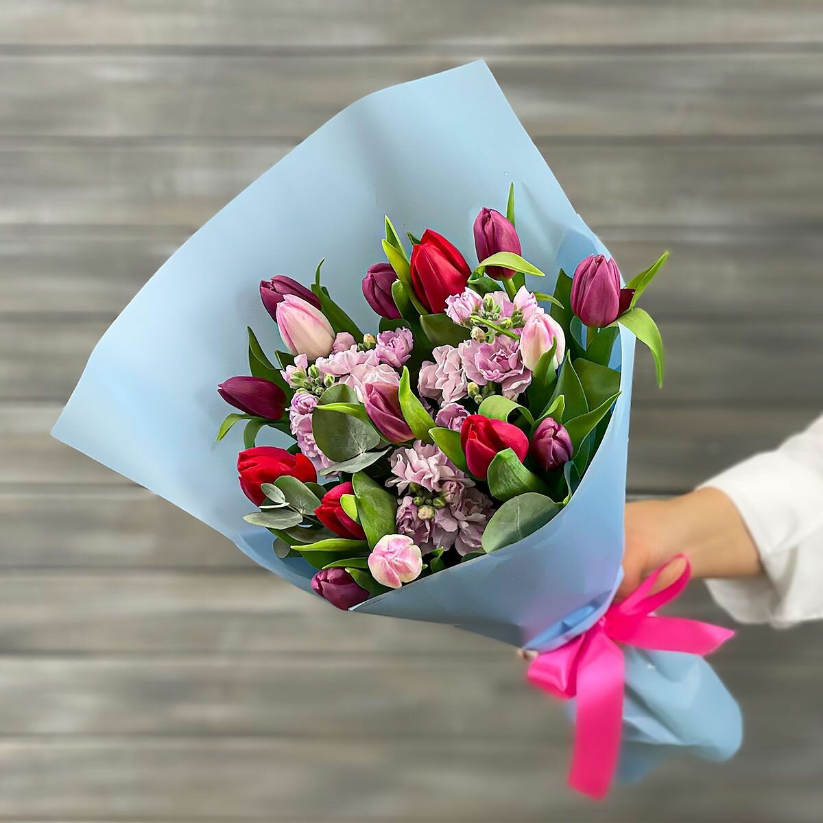 Букет из живых цветов тюльпанов и маттиолы