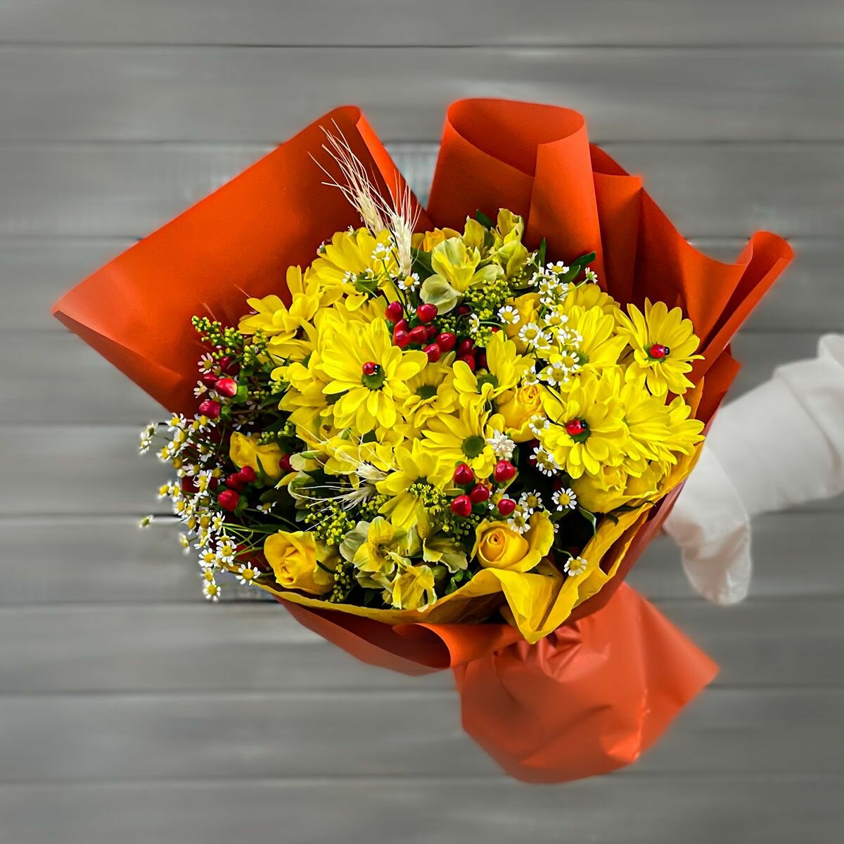 Букет из живых цветов желтых кустовых хризантем и роз