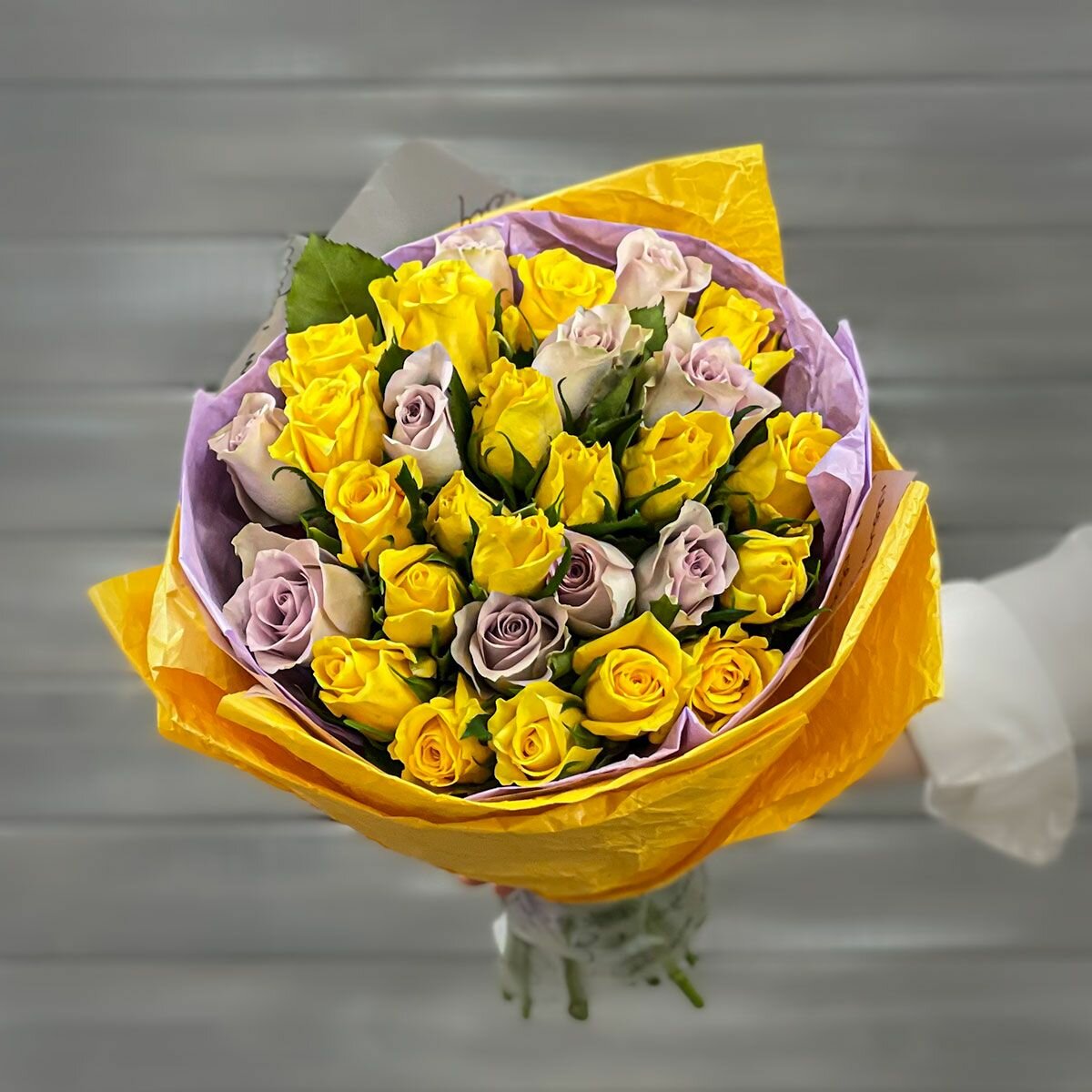 Букет из живых цветов желтых и сиреневых роз