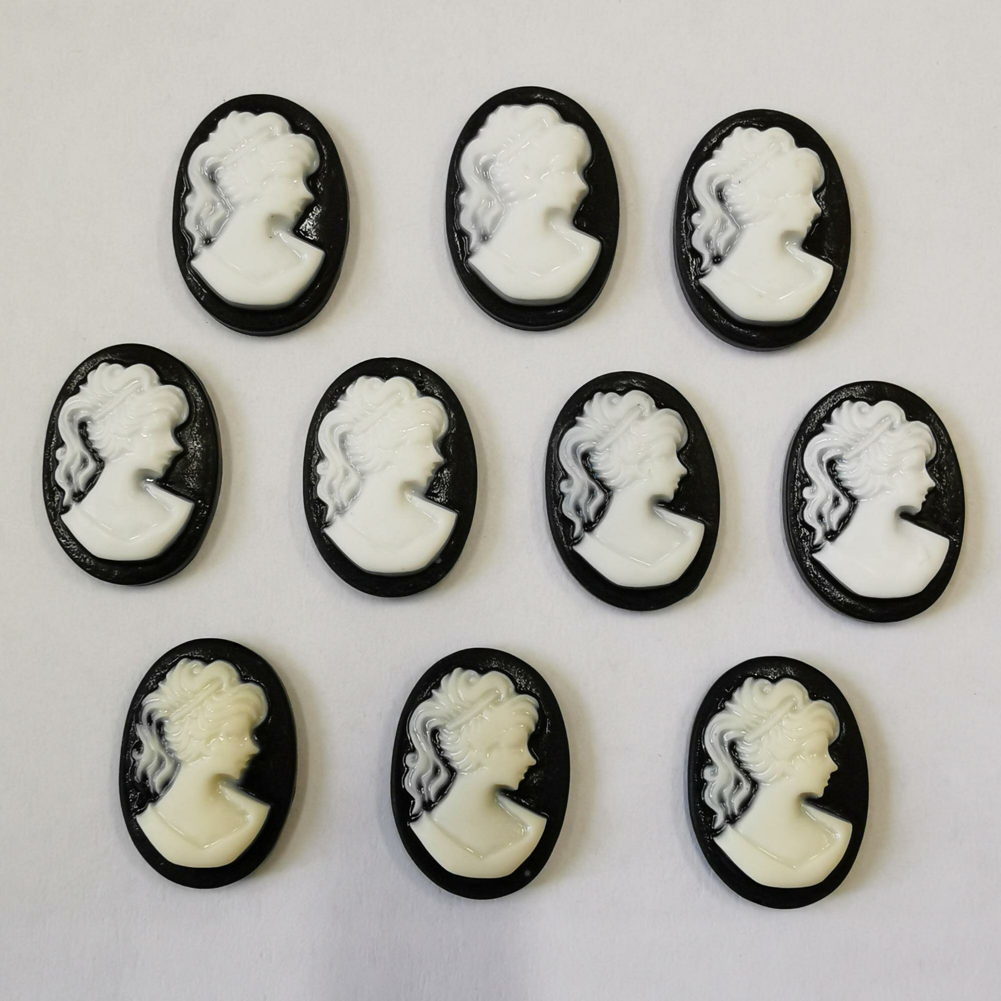 Камея акриловая, 18х13мм, девушка, белая на черном, 10 шт.