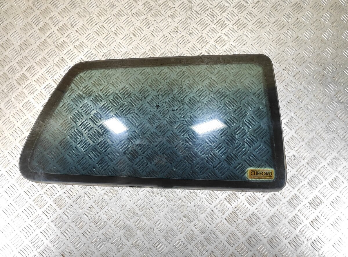 Стекло кузовное глухое заднее правое VOLKSWAGEN Golf 3 1H6845042