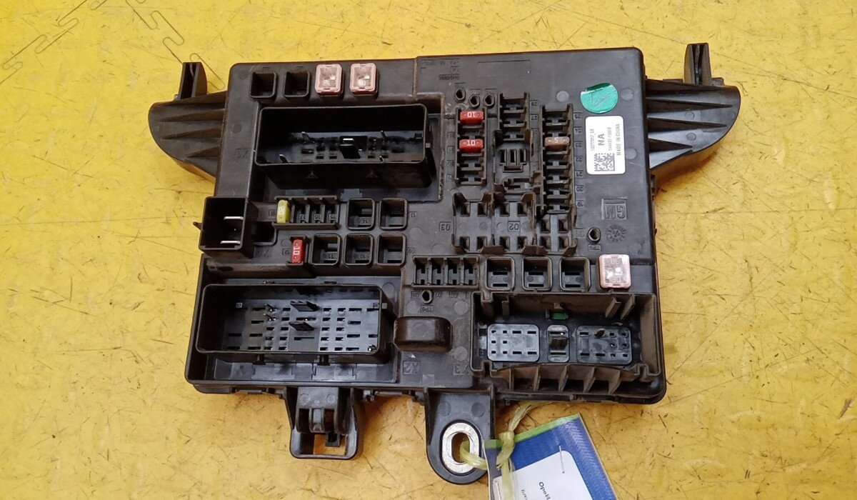 Блок предохранителей Insignia Opel 13277317