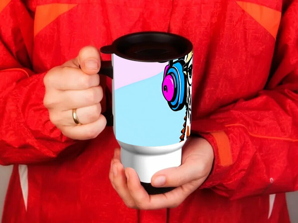 Тремокружка для авто с принтом "Жираф в стиле поп-арт, носит большие наушники и очки, с ярким и красочным узором на шее и одежде, фон пастельного цвета." 0.5 л.