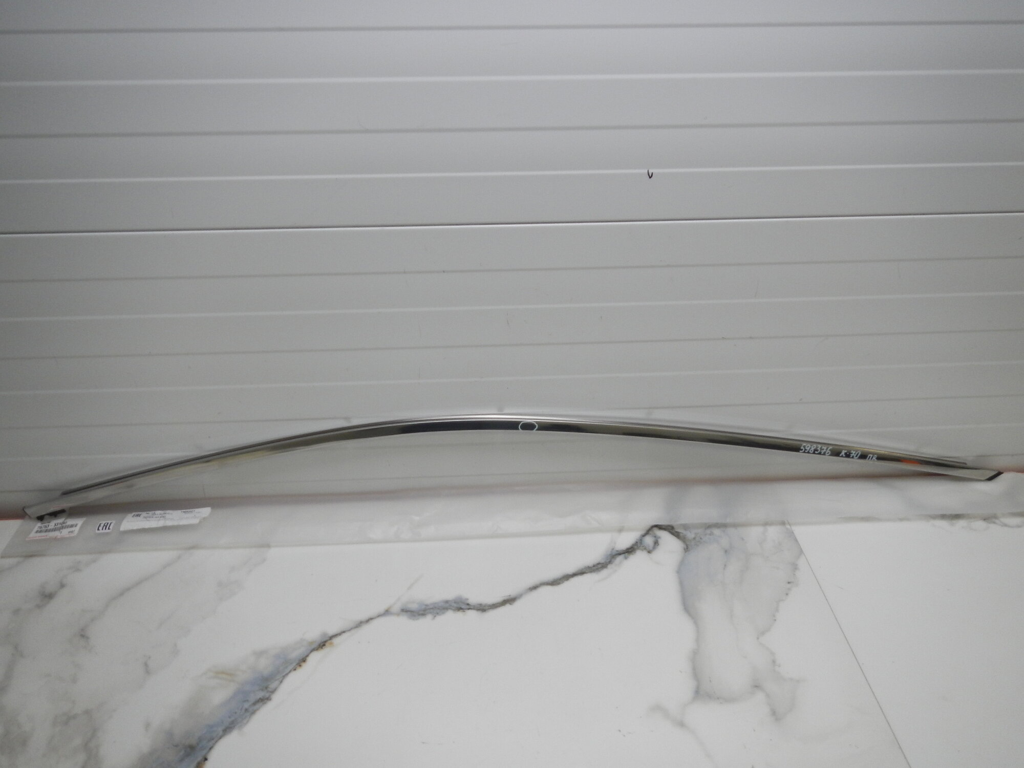 Б/У Накладка двери передней правой, Toyota (Тойота)-CAMRY 70 (17-) TOYOTA CAMRY 70 (17-) Верхняя хром. Новая, мелкие цара...