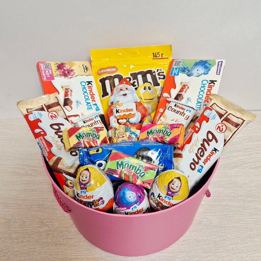 Новогодняя подарочная коробка со сладостями "Любимые с детства"