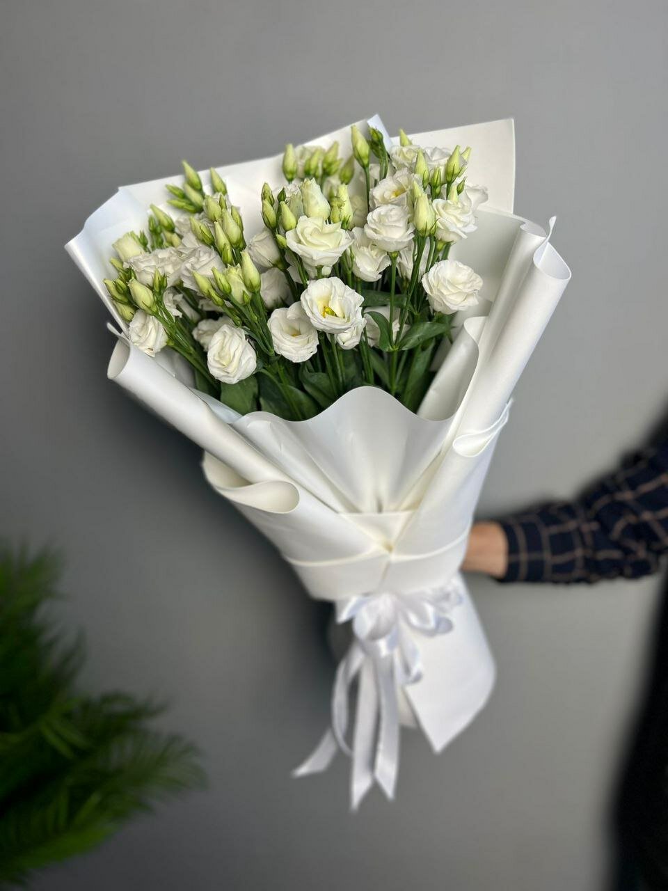 Букет Botanique Нежная Эустома, 11 цветов, монобукет, упаковка из плёнки и фоамирана