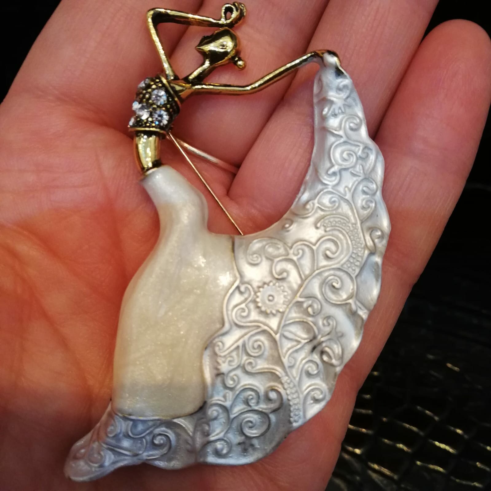 Брошь, эмаль, стразы