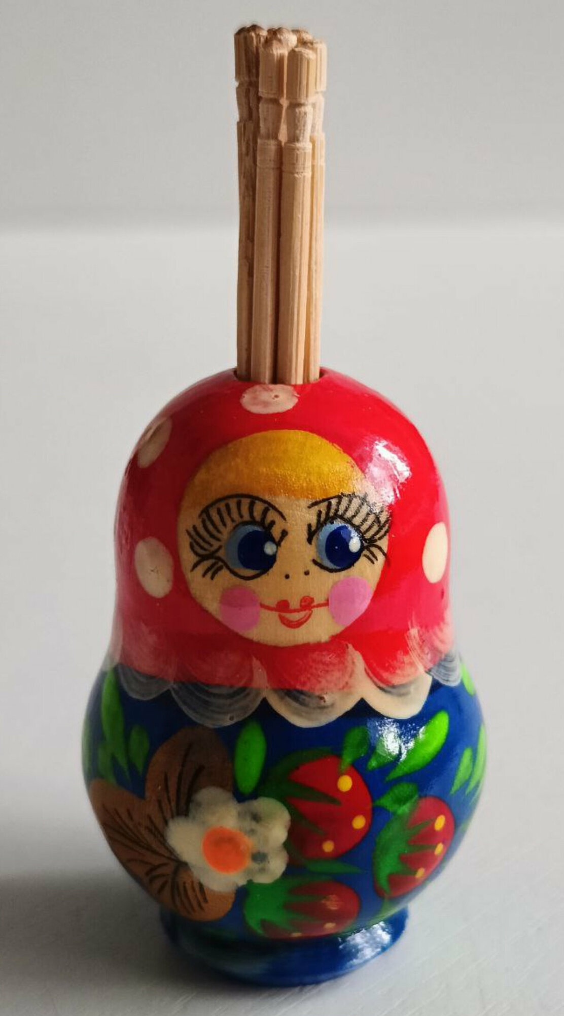 Держатель для зубочисток в виде матрешки. Дерево. Синий низ, красный платок.