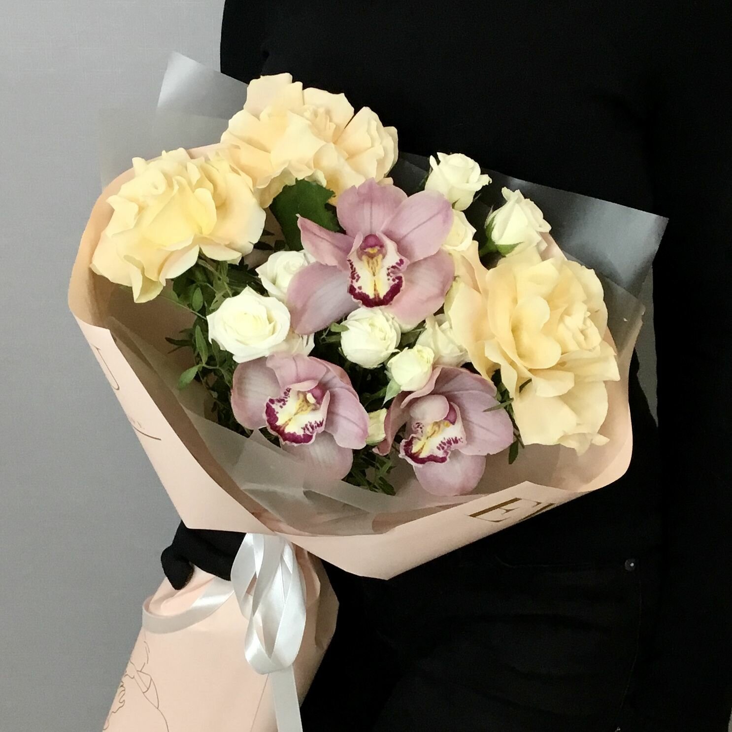 Букет с орхидеями и кремовыми французскими розами "Грация"