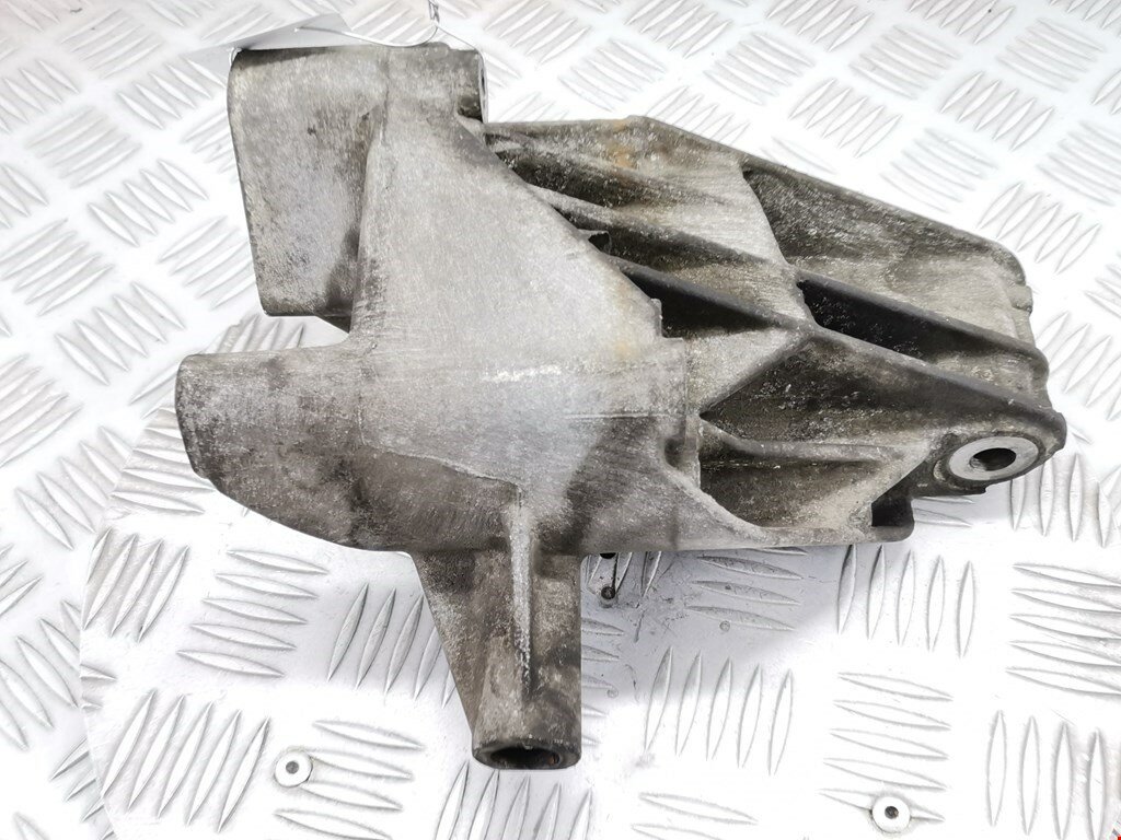Кронштейн (крепление лапа) двигателя Alfa Romeo 147 (937) 60672234 арт. 1905212