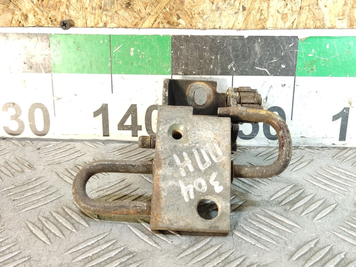 Петля двери передней правой нижняя VOLKSWAGEN Passat B5 4B0831412B