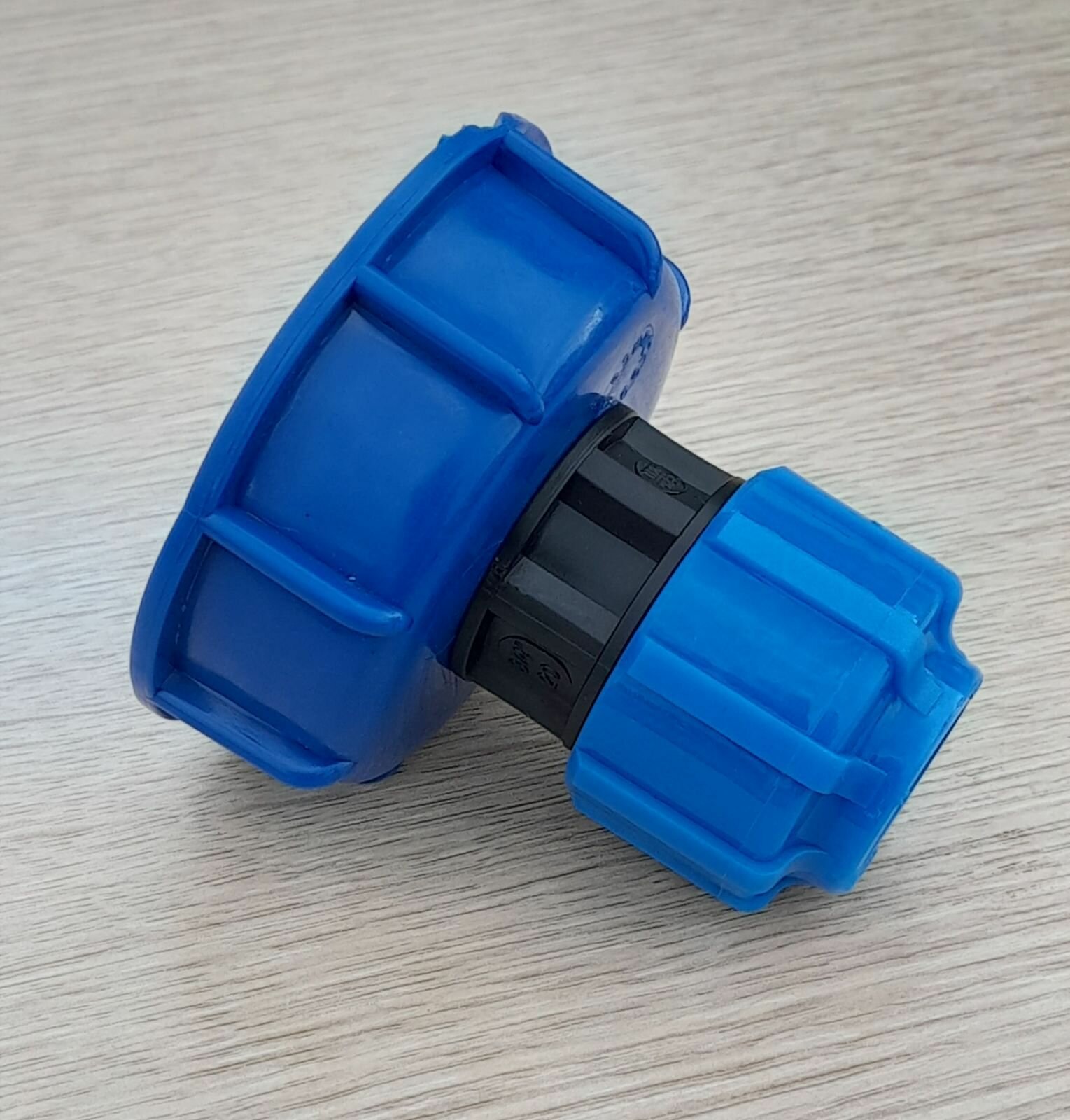 Муфта ПНД 20 мм / с переходником на куб / кран еврокуба /