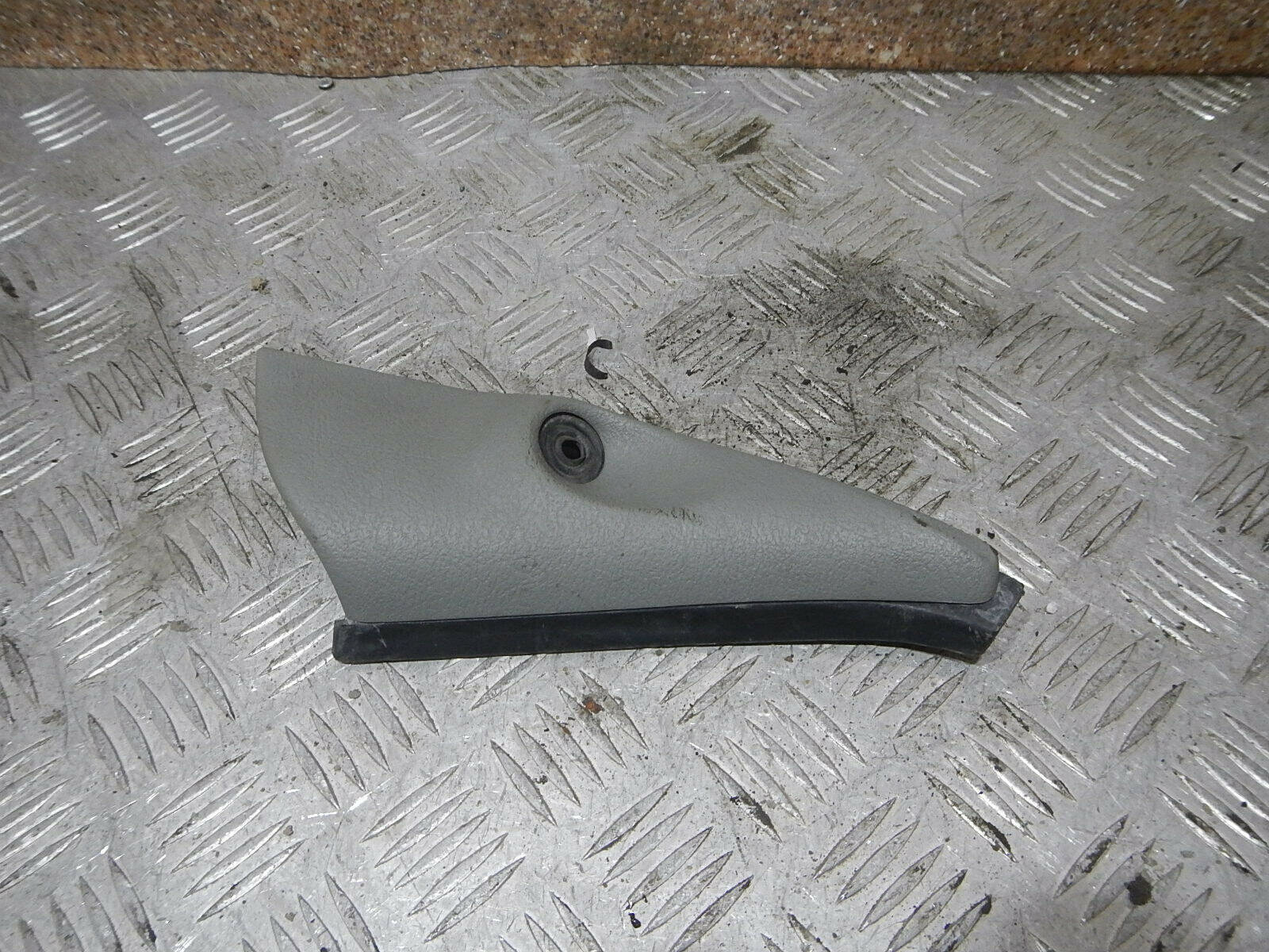 Б/У Уголок двери передней правой (внутренний), Renault (Рено)-CLIO/SYMBOL (98-08) RENAULT CLIO/SYMBOL (98-08) Царапины 2...