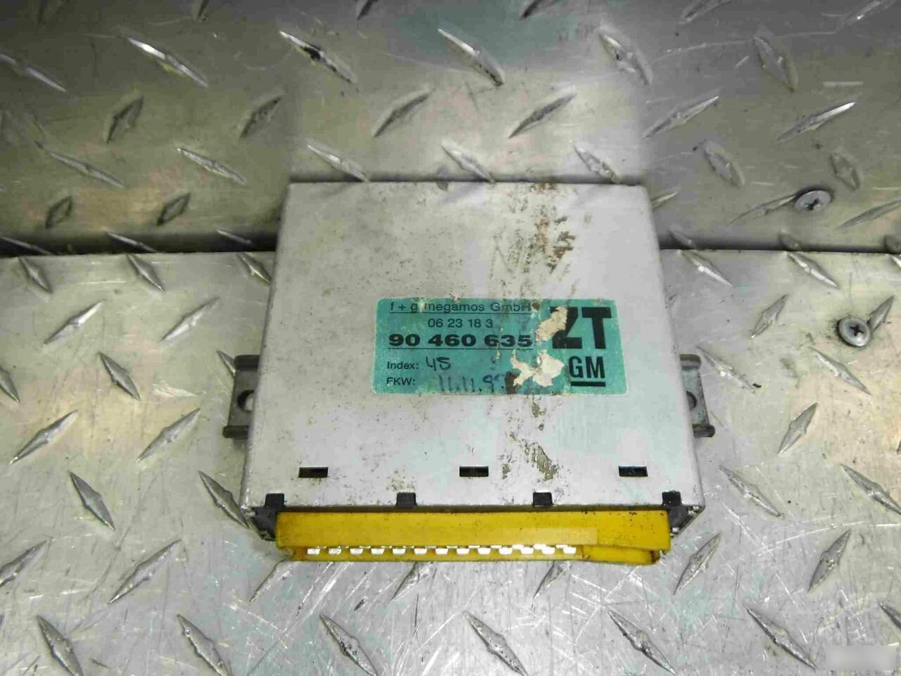 Блок электронный Opel Vectra A (1988—1995) 90460635