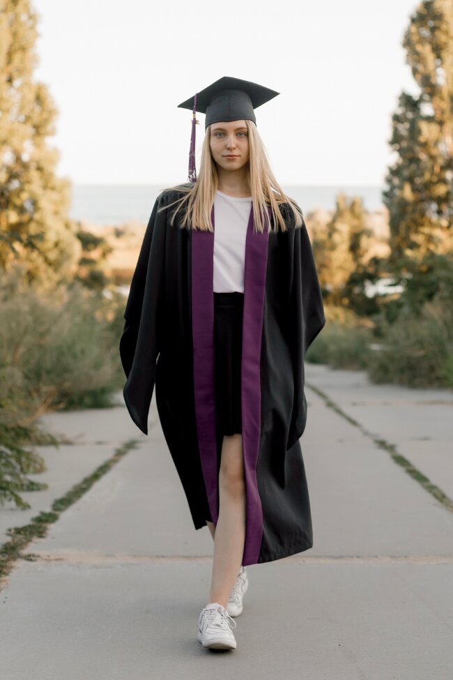 Мантия выпускника (комплект) - Модель Оксфорд - цвет черный с фиолетовой полосой