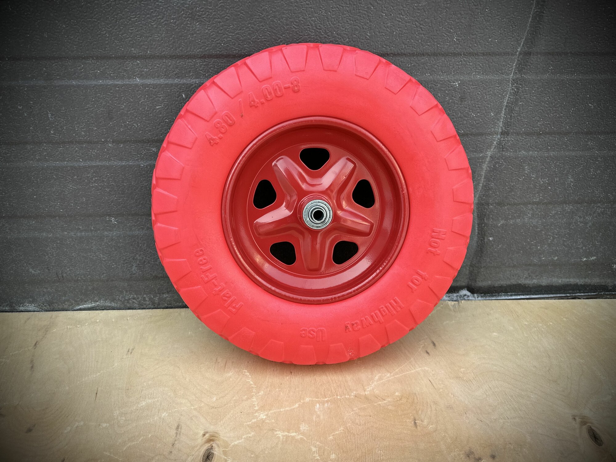 Колесо для одноколёсной тачки NORD литое/полиуретановое PU 4.80/4.00-8 подшипник 16мм, втулка 12мм, диаметр 395мм