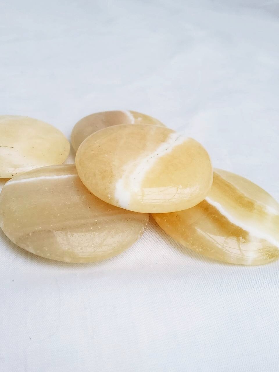 Кальцит натуральный камень талисман без выемки M