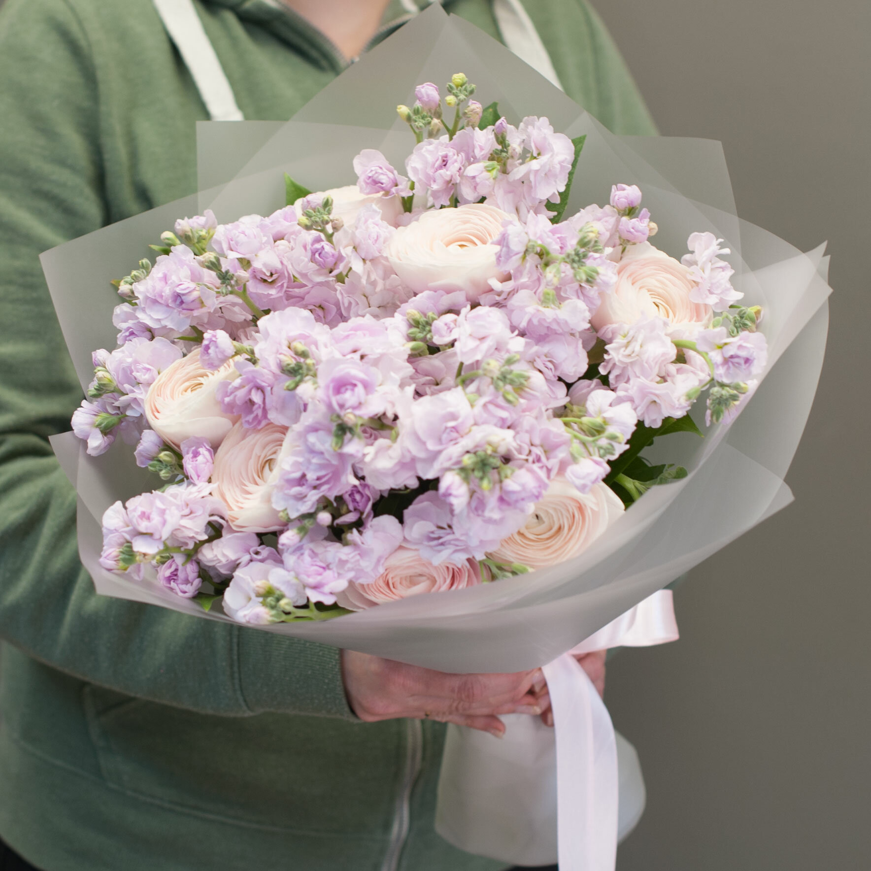 Букет из нежных ранункулусов и розовой маттиолы "Розовая пастила"