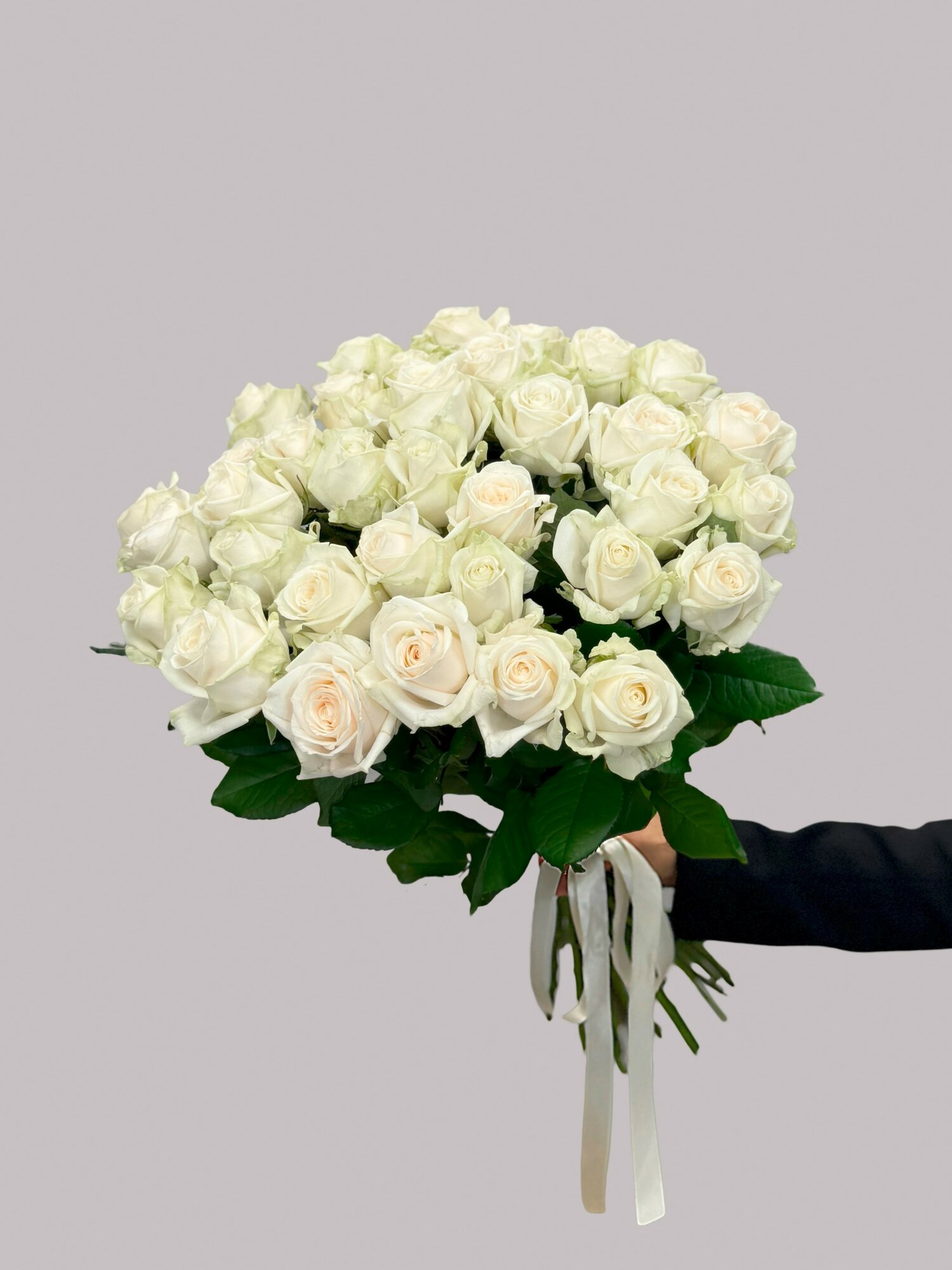 Букет живых цветов, белые розы 35 шт. 60 см. "Аваланж", флау стор