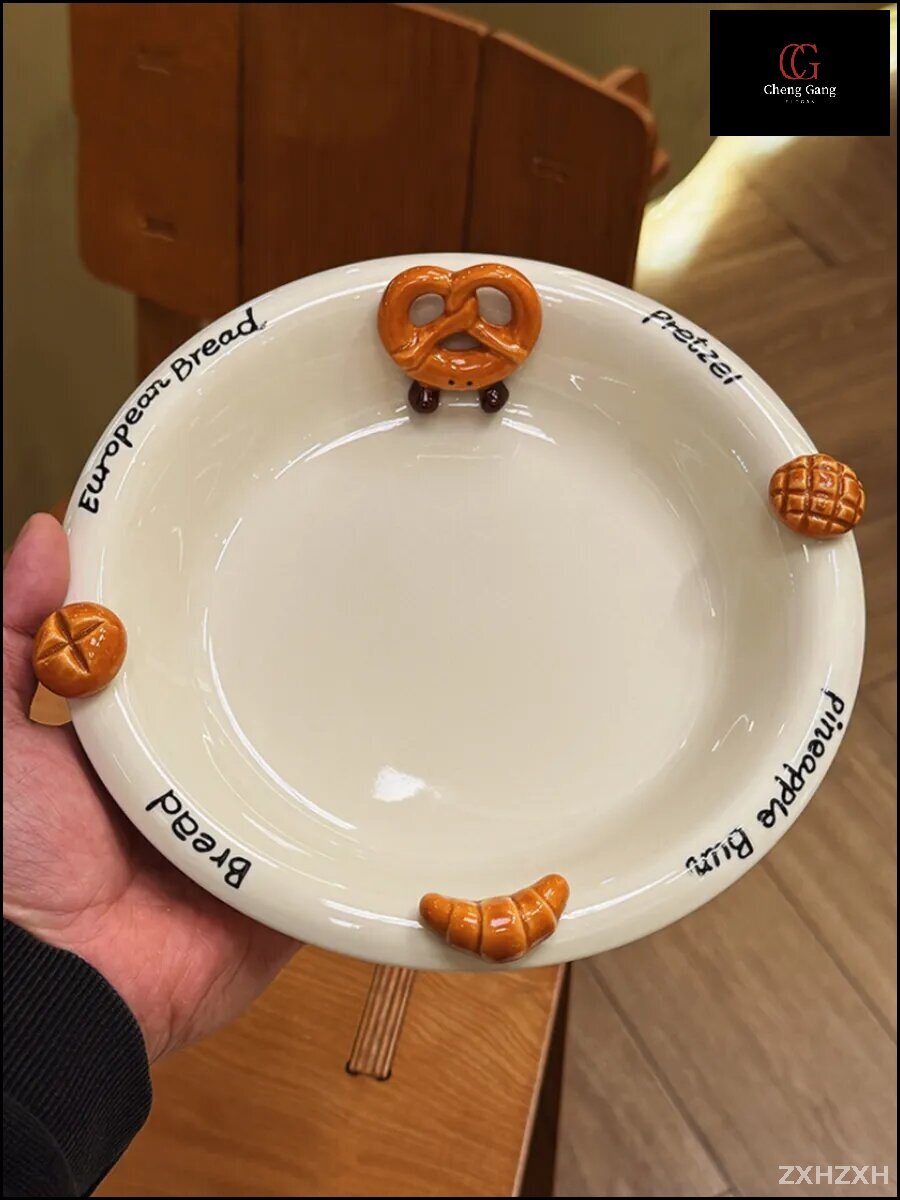 Булочки с крендельками на стильной тарелке