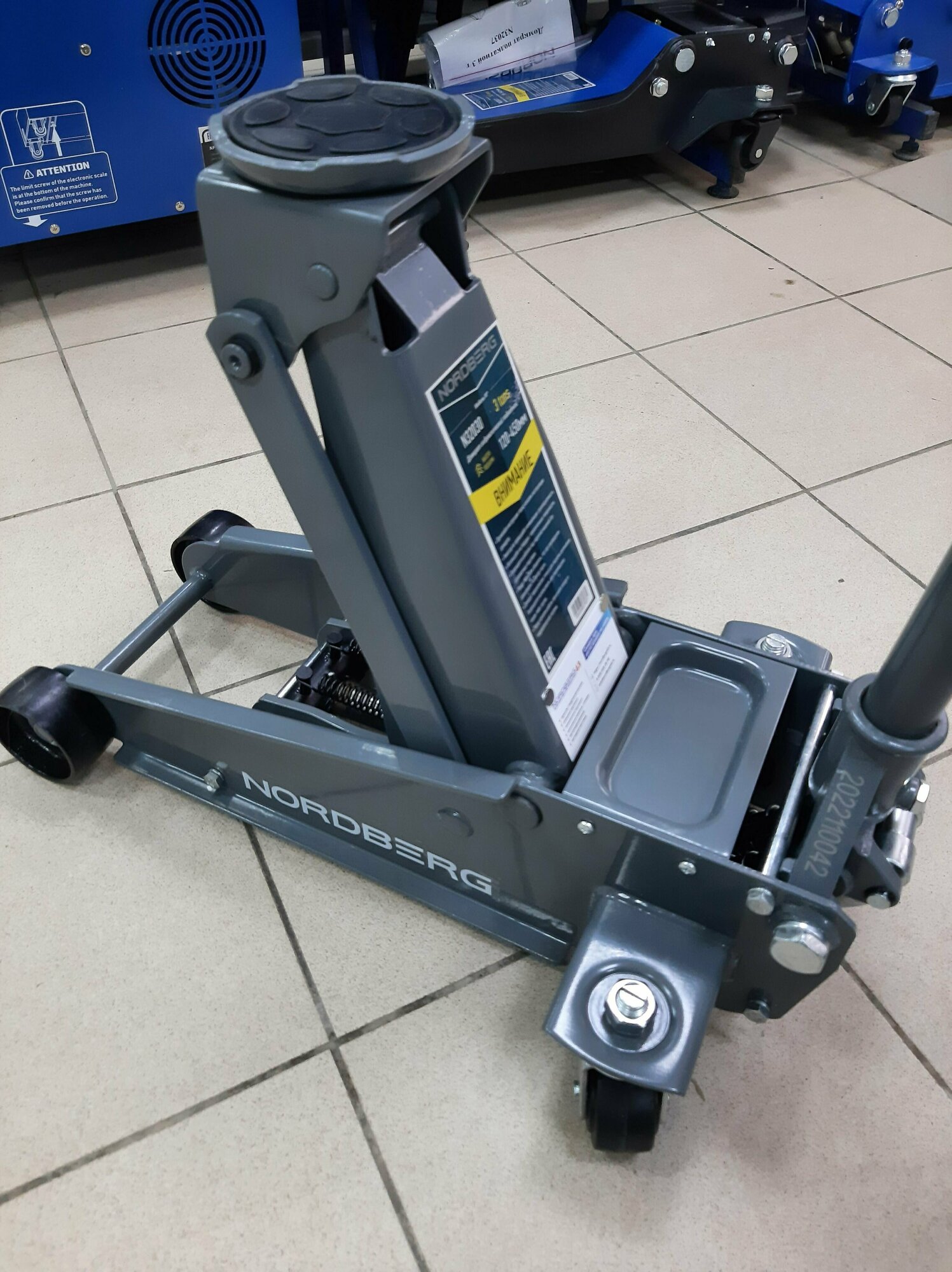 Домкрат подкатной шиномонтажный 3 тонн 120-450 мм с резиновой насадкой NORDBERG в сером цвете