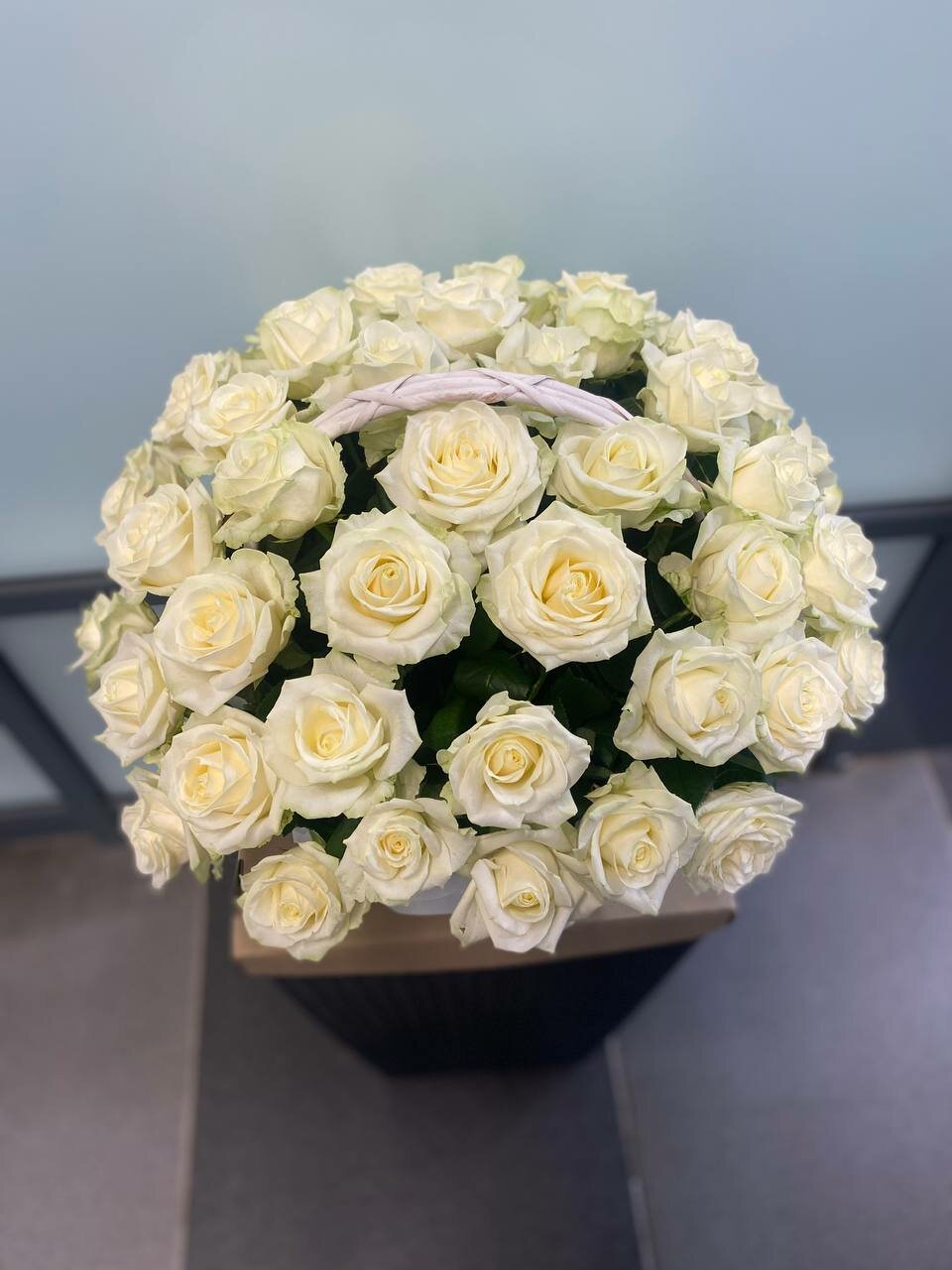 Композиция wowflo "Белые розы", белые розы, высота 65см, 51 роза, корзина