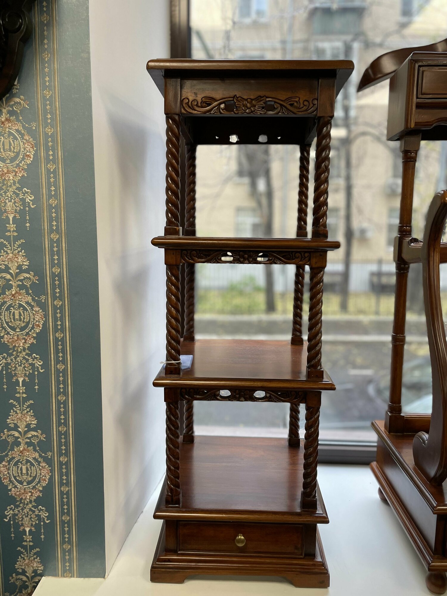 Этажерка BWN 62 Индонезия из массива красного дерева 105х38х38см