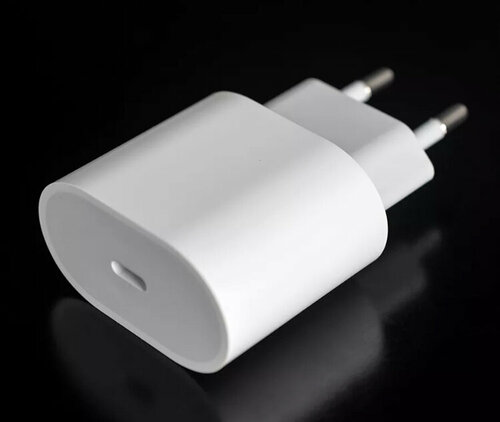 На самой зарядке отверстие под какой разъём, лайтинг или usb-c? Почему ...