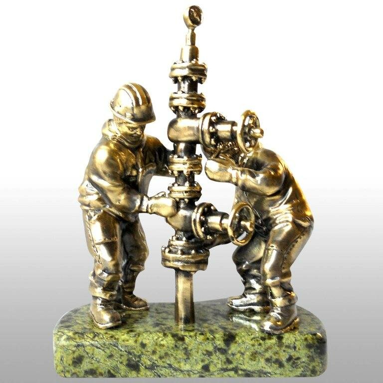Бронзовая статуэтка Нефтяники