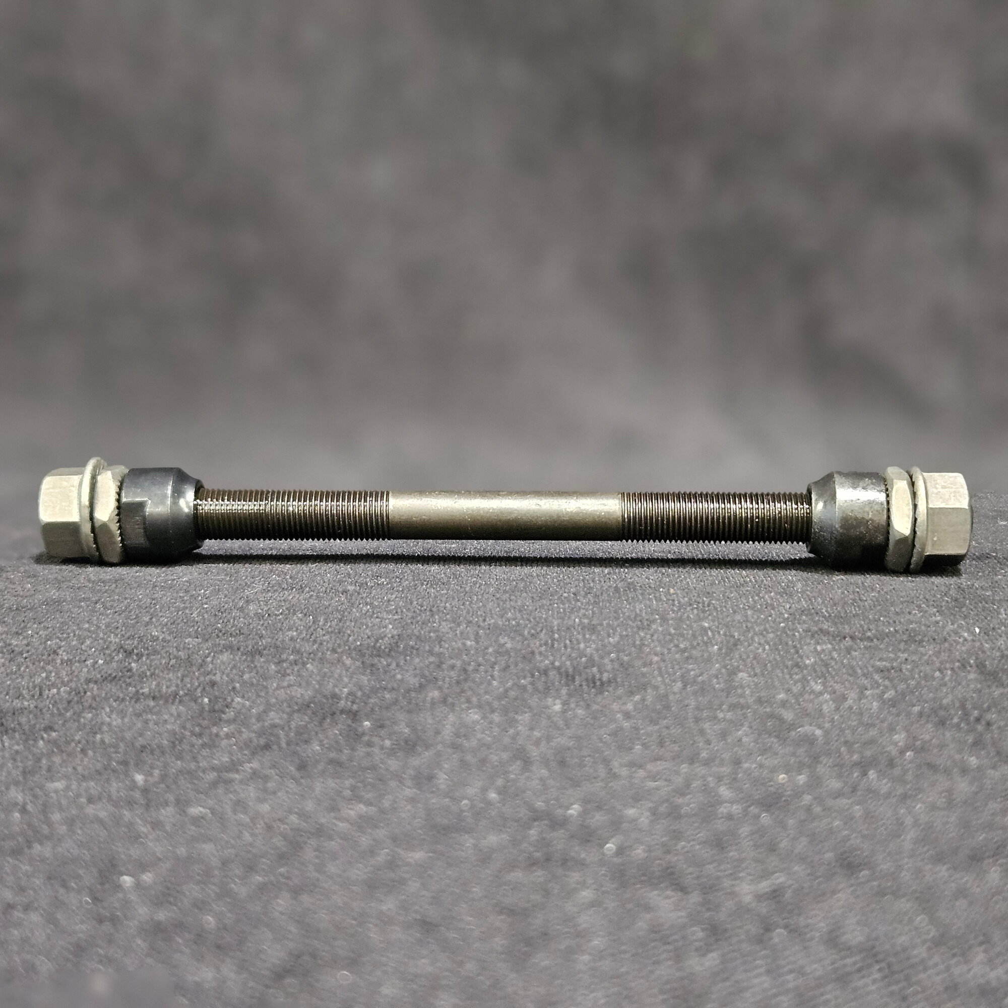 Ось kenli KL-901R, для заднего колеса под гайки, 3/8" дюйма, 165 (130) мм