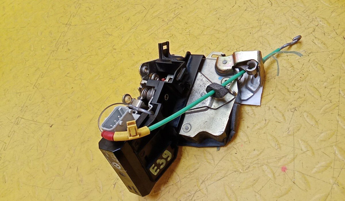 Замок двери задней правой 5-серия E39 BMW 8166246