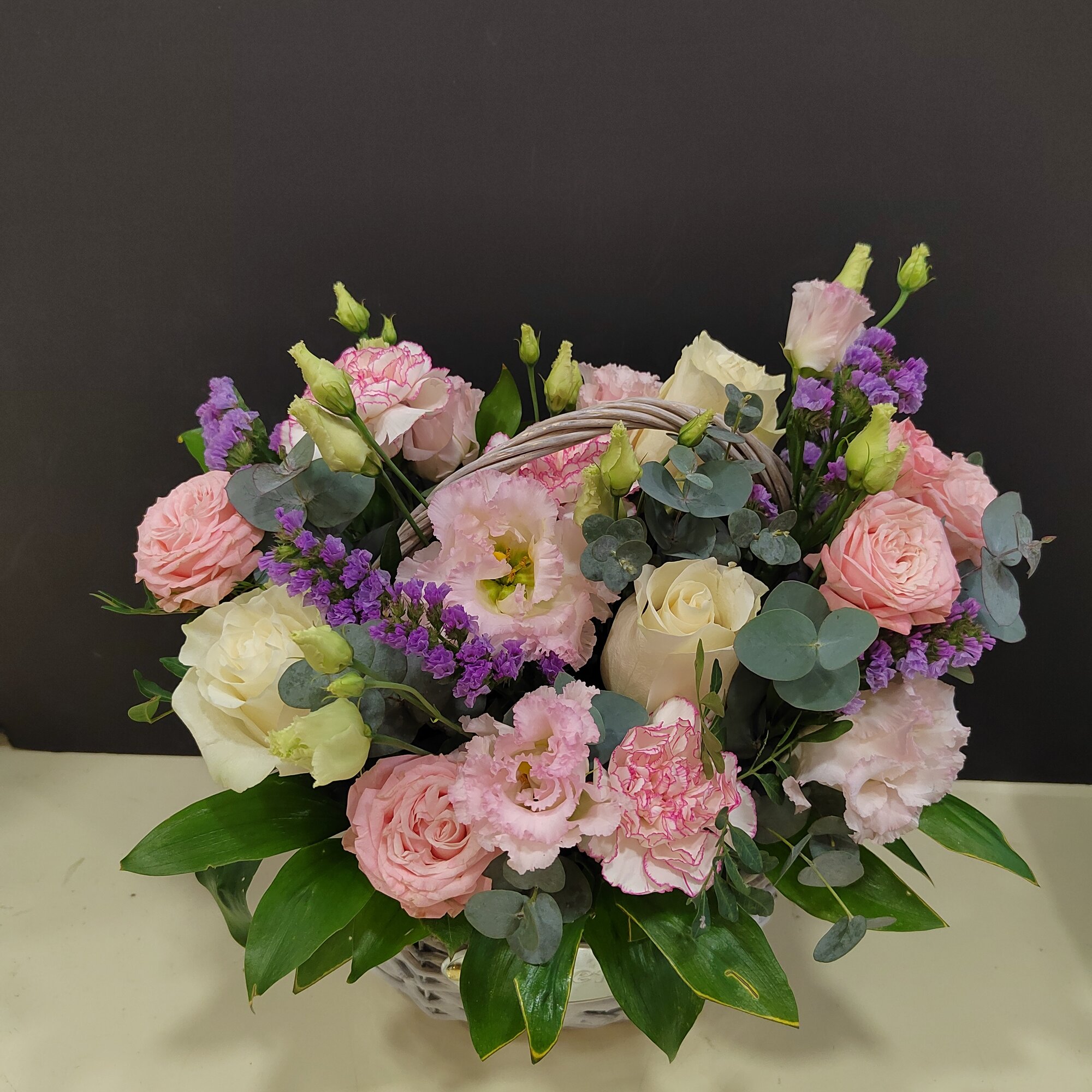 Сборный букет из живых цветов в корзине L "Радость"