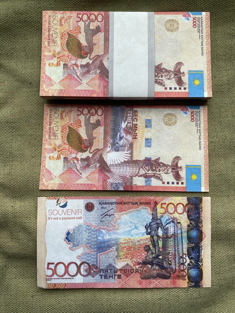 Пачка сувенирных денег 5000 тенге (Казахстан) европейская версия, 90 купюр (билеты банка приколов, бутафорские пачки)