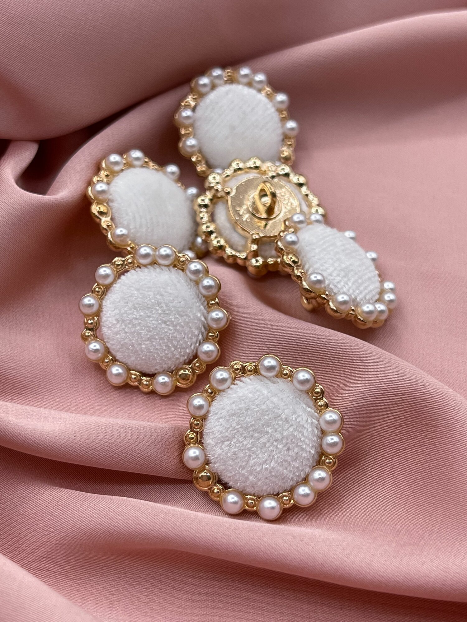 Пуговицы белые бархатные с жемчугом 22 мм, 6 штук