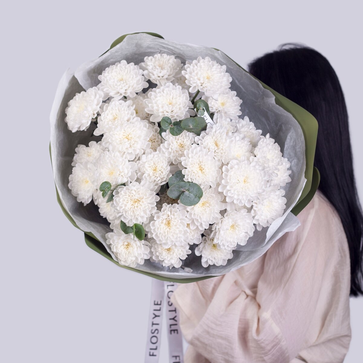 Букет 7 белых хризантем Алтай с эвкалиптом в зеленом оформлении от FLOSTYLE