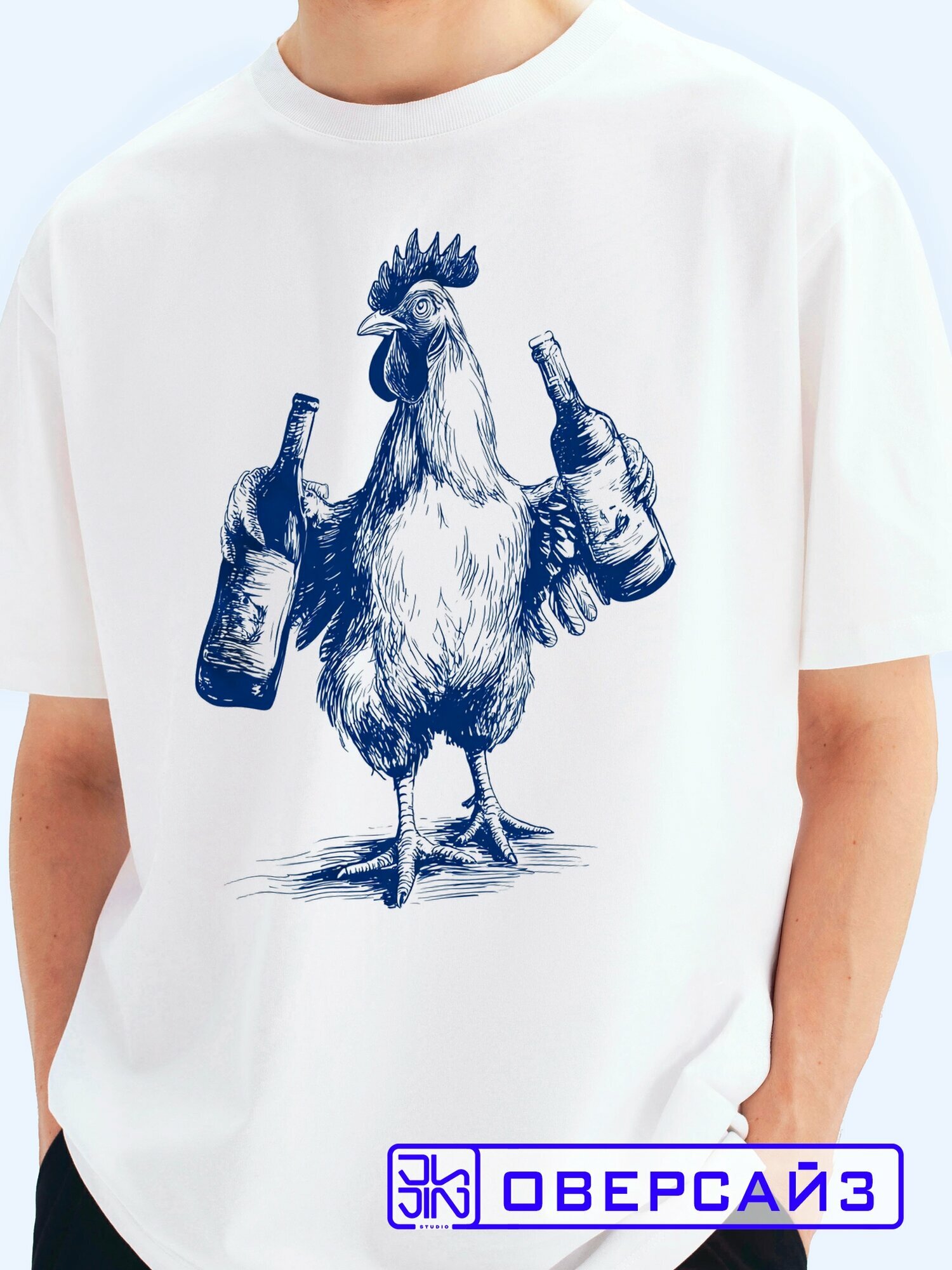 Футболка оверсайз мужская с принтом Петух винтажный, ретро стиль с темно синей, синей бутылкой в руках, белый хлопковый трикотаж с прикольным рисунком на груди