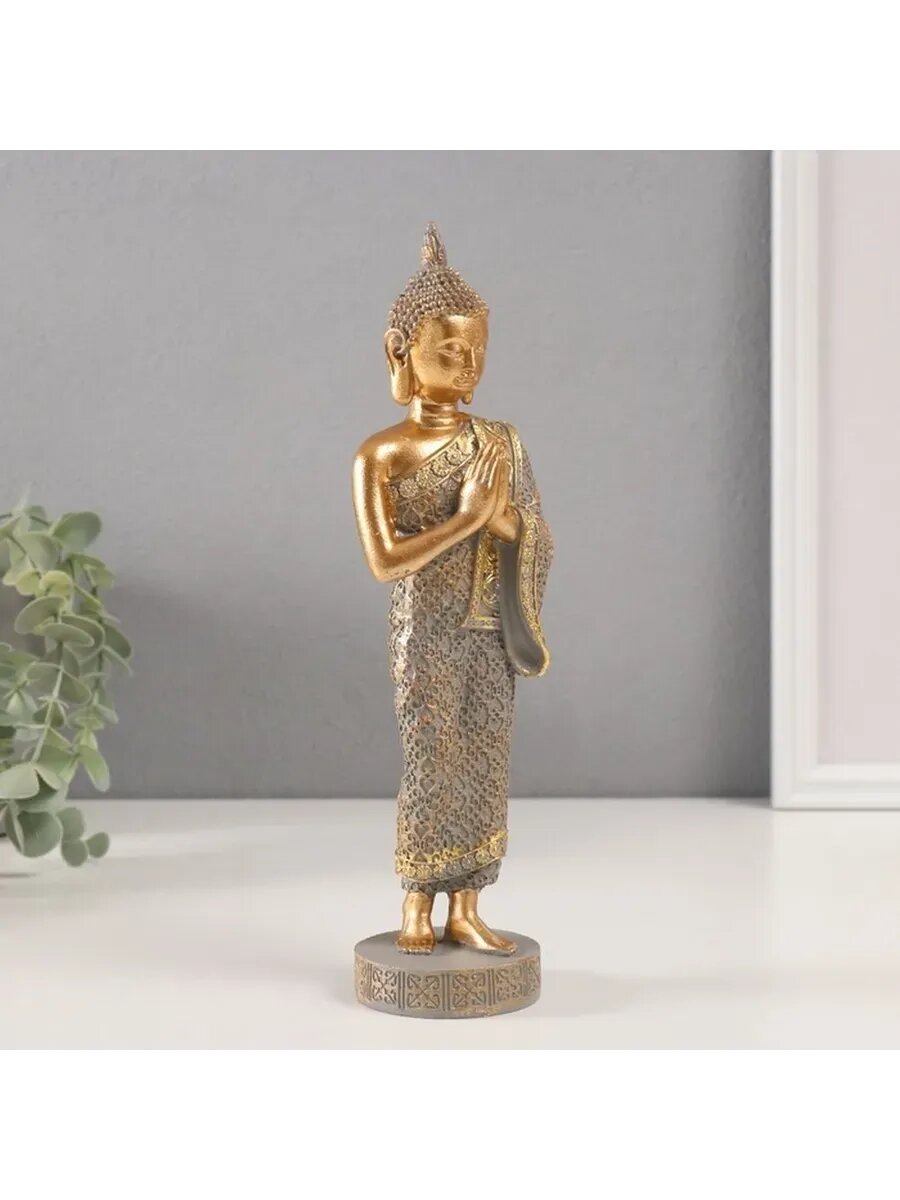 Золотой статуэтка Будда с мудрой позой
