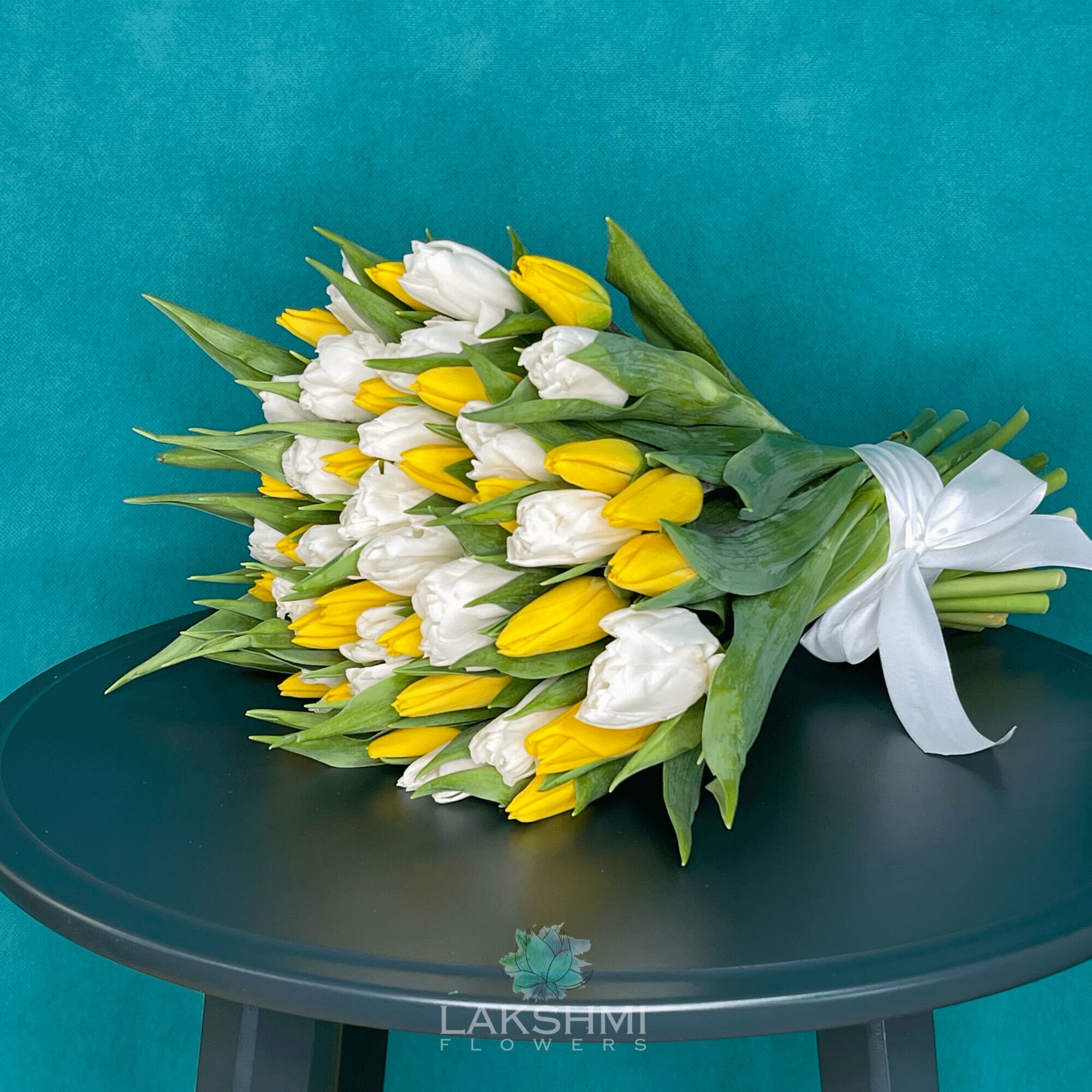 51 тюльпан микс / Букет из 51 белого и желтого тюльпана под ленту