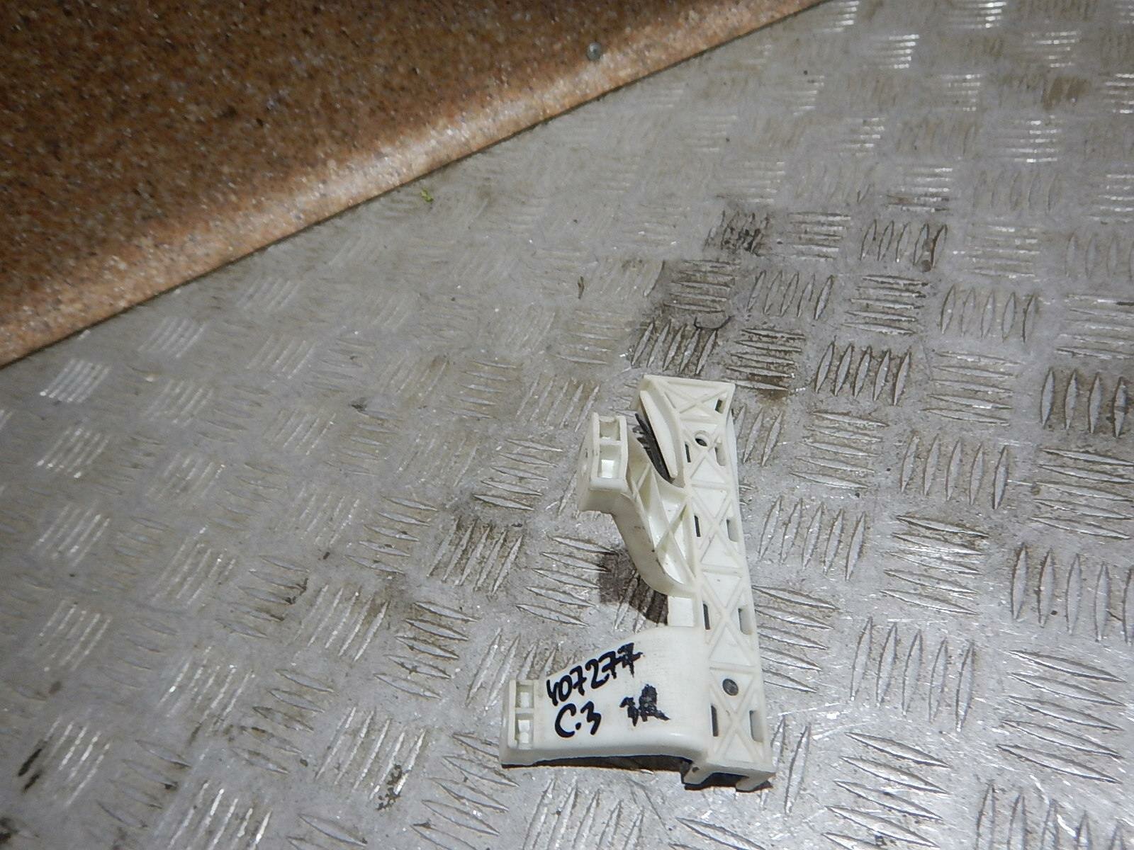 Б/У Направляющая стекла двери, Citroen (Ситроен)-C3 (02-09) CITROEN C3 (02-09) задней правой Без видимых повреждений. 407...