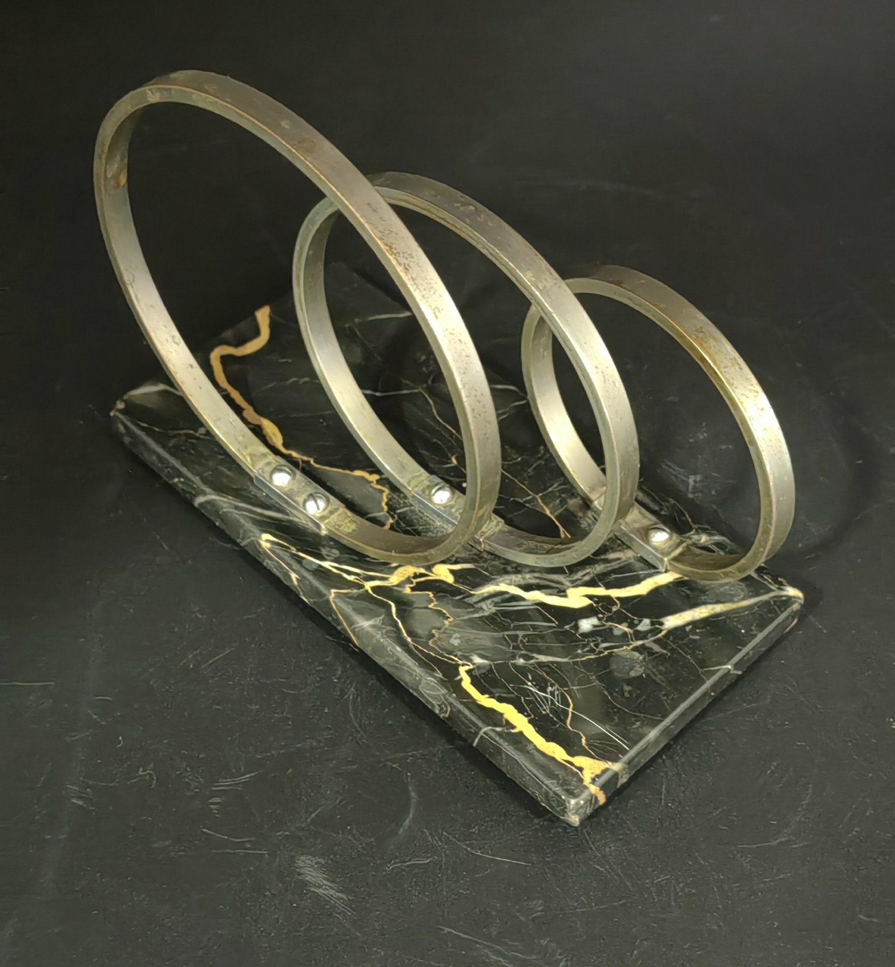 Композиция в виде трёх колец на прямоугольной подставке (аллегория семьи)