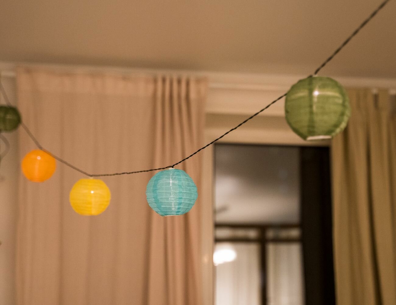 Садовая гирлянда Solar чайна-лайт на солнечной батарее, тёплые белые LED-огни, 10 плафонов (зелёные, жёлтые, белые, голубые), 4.5+3 м, Kaemingk (Lumineo) 895383