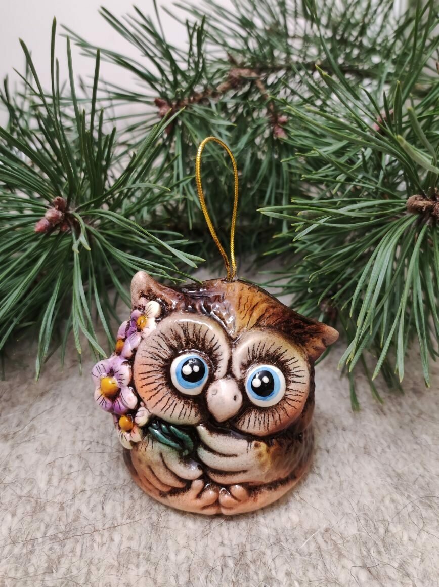 Елочная игрушка-колокольчик "Сова с букетом". Ручная работа. Керамика.