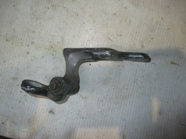 Петля двери передней правой 1251065 3M51R22810AEG Форд Фокус 2