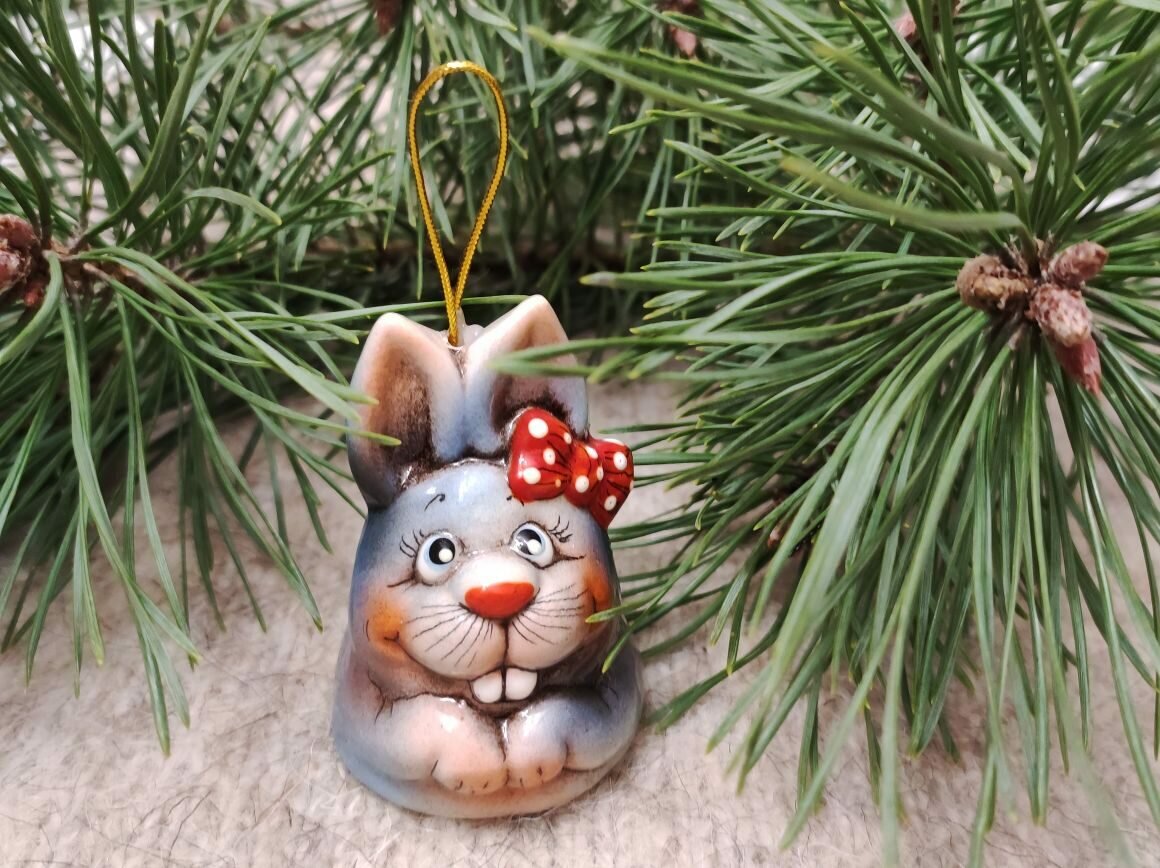 Елочная игрушка-колокольчик "Зайчик ". Ручная работа. Керамика.