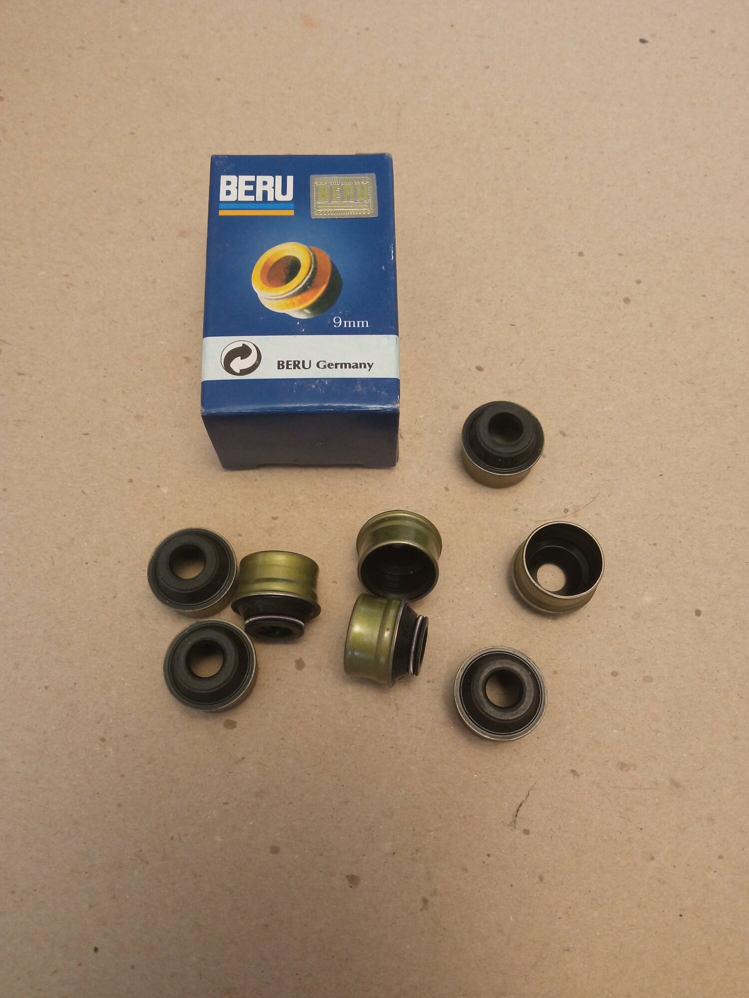 Маслосъёмные колпачки на Газель, Волга, УАЗ комплект 8шт. BERU, Германия