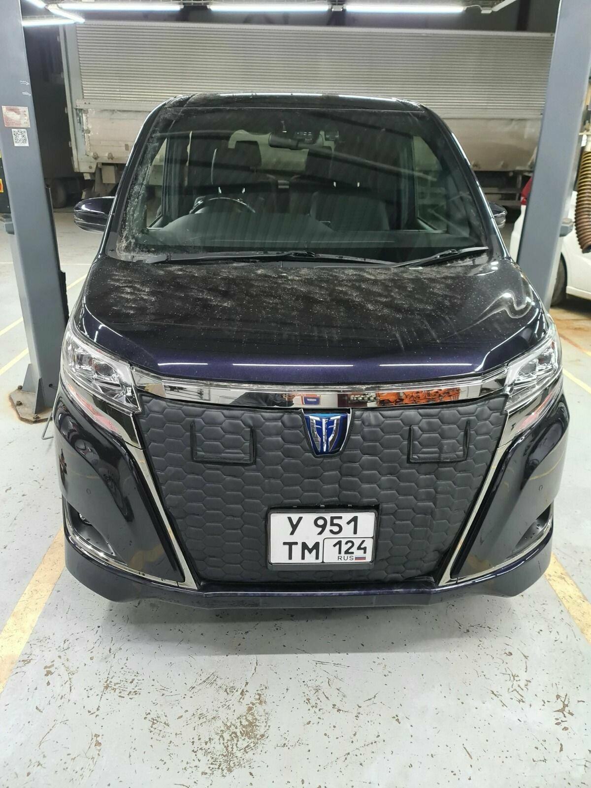Утеплитель радиатора и бампера для Toyota Esquire Тойота Эсквайр (2017 -2021)Рестайлинг С кармашками без парктроников
