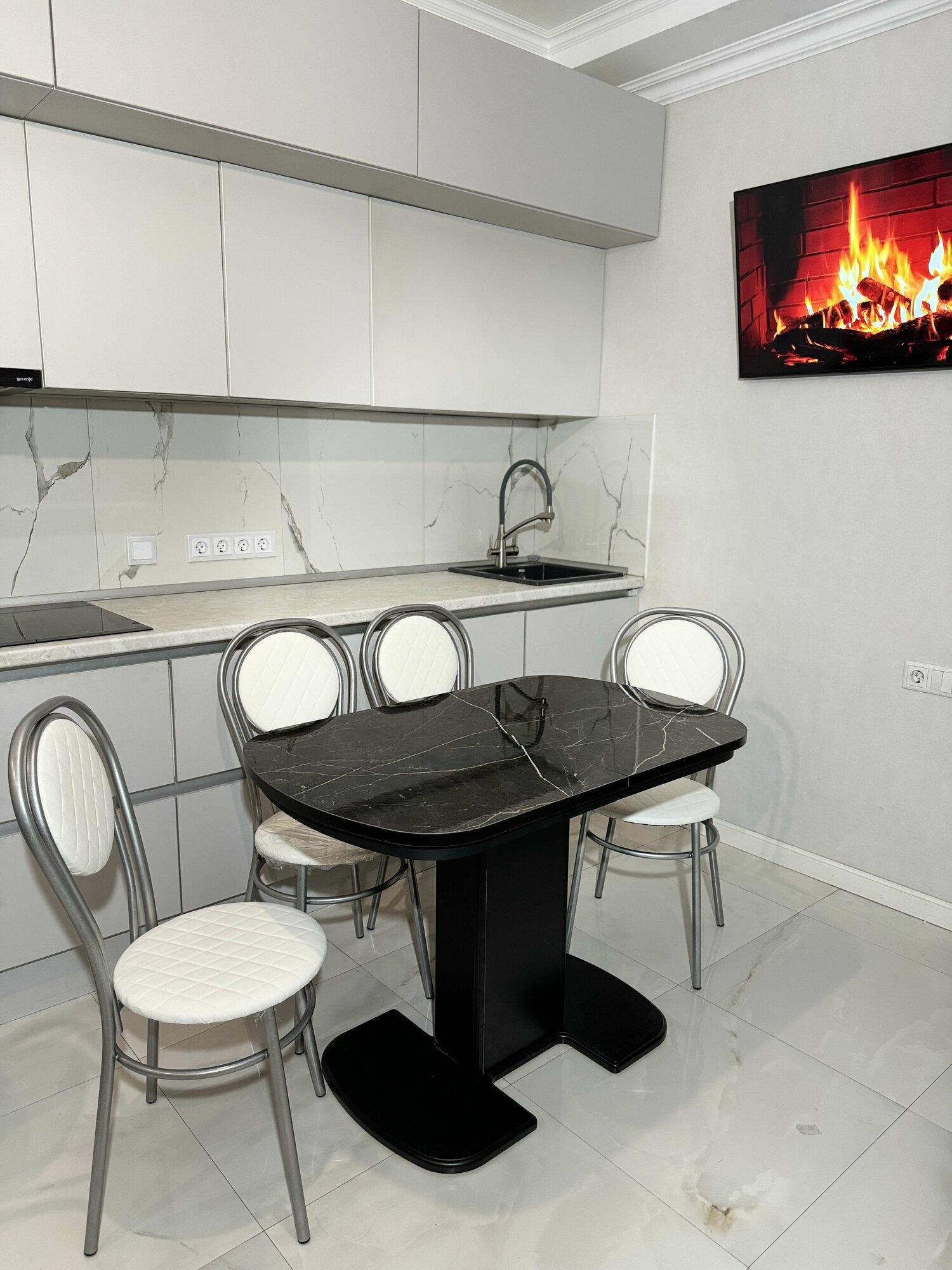 Кухонный стол и стулья комплект , Обеденная группа