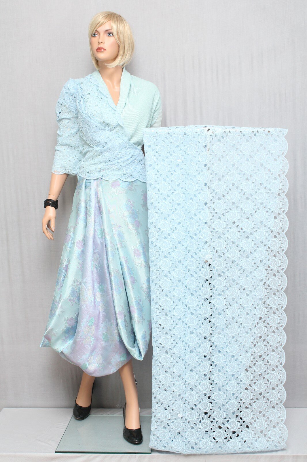 Ткань Вышивка (perfori) хлопком на органзе нежно-голубая с фестонами по кромкам, ш82см, 0,5 м