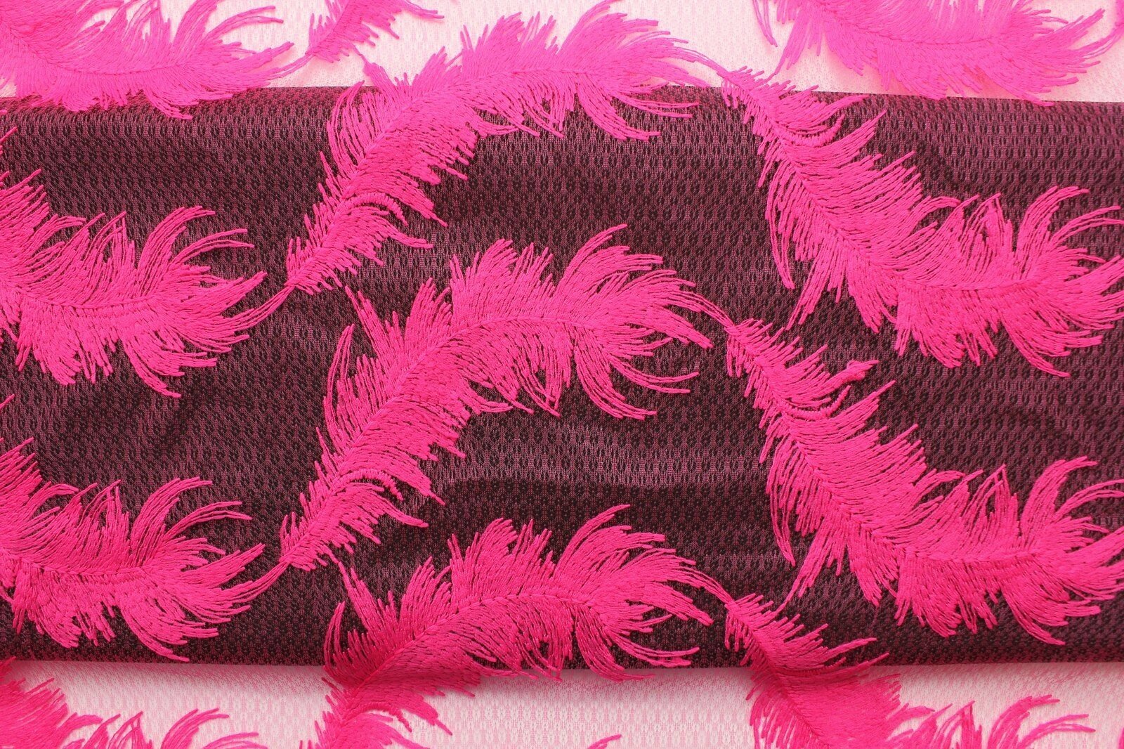 Ткань Вышивка пёрышками на ажурной розовой сетке , ш130см, 0,5 м
